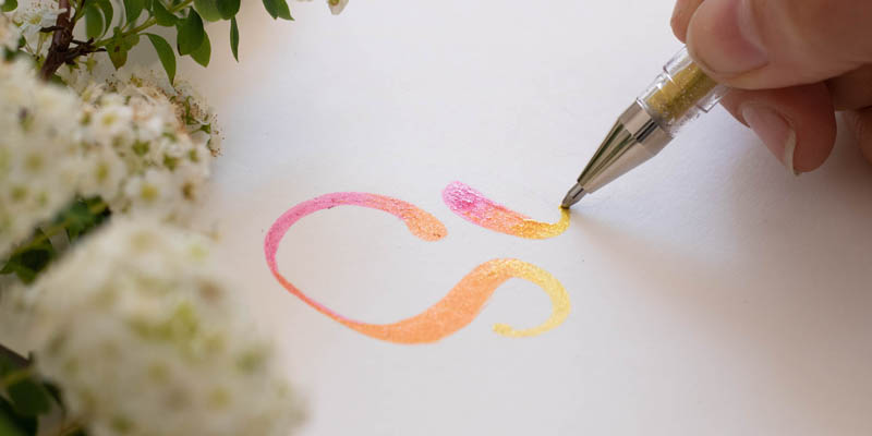 Create radiant lettering with the Signo Sparkling pens